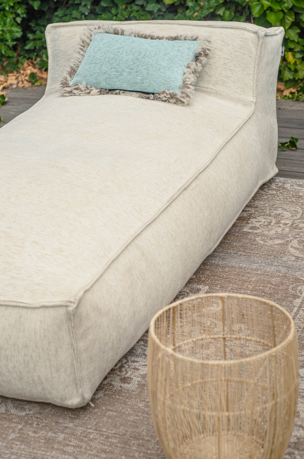 Wyjątkowy szezlong na taras z kolekcji Silky Long Chair | Roolf-Living